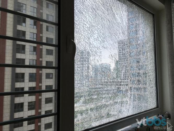 双层玻璃窗内层裂了游戏截图