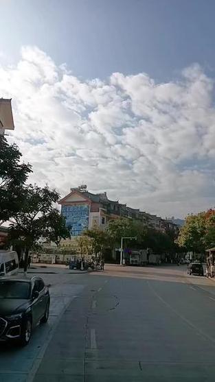 我抬头发现两朵一样的云图标