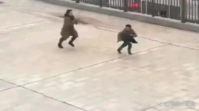 小孩被追着打图片截图