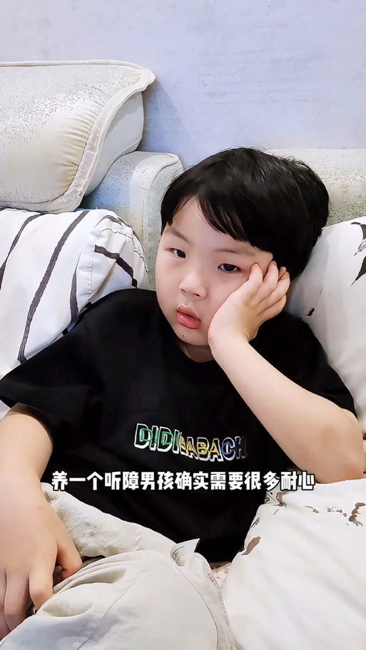调皮捣蛋的小家伙文案图标
