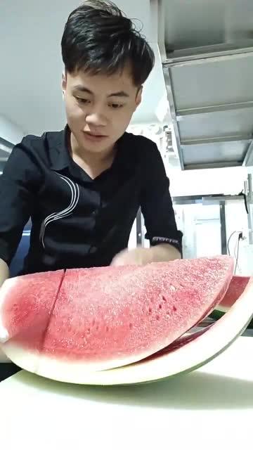 一个大西瓜一刀切两半图标