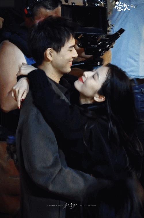 愿意跟你暧昧的已婚女人图标