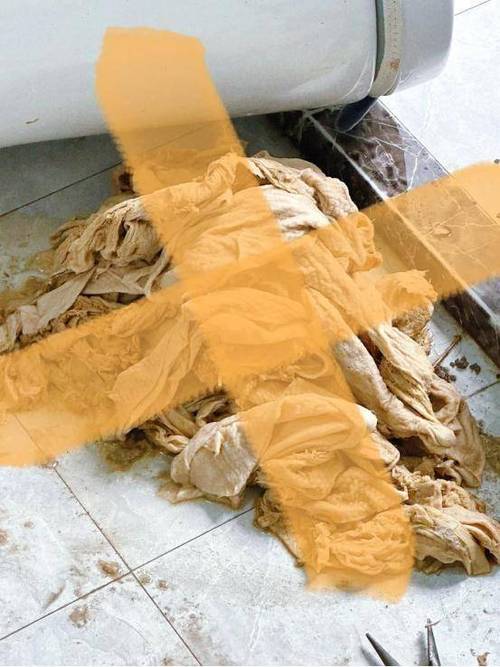 下水道被大量的纸堵住了