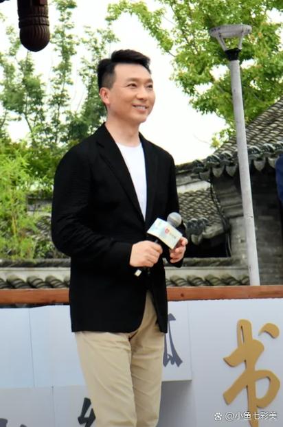主持人康辉年薪多少万