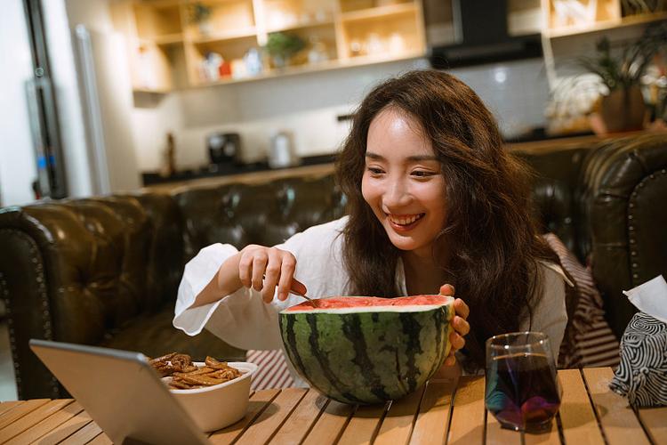 女生追剧的时候图标