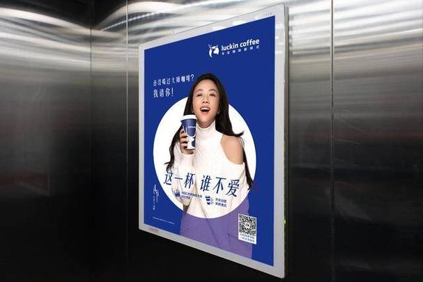 电梯里蓝色衣服截图