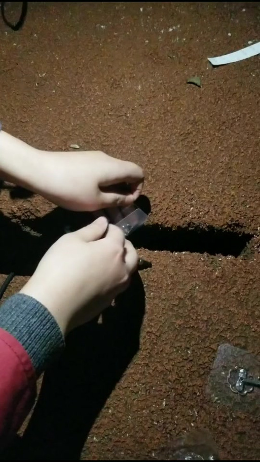 手机掉进缝隙里怎么拿截图