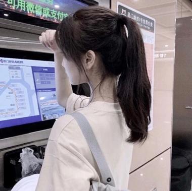 微信头像女扎马尾图片截图