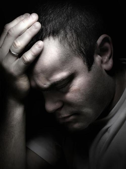男人被怀疑后心虚的表现图标