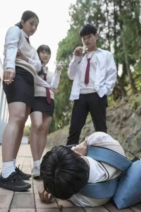 初中女生腿绞男孩图标