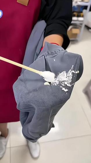 如何清除衣服上的502胶水硬块图标