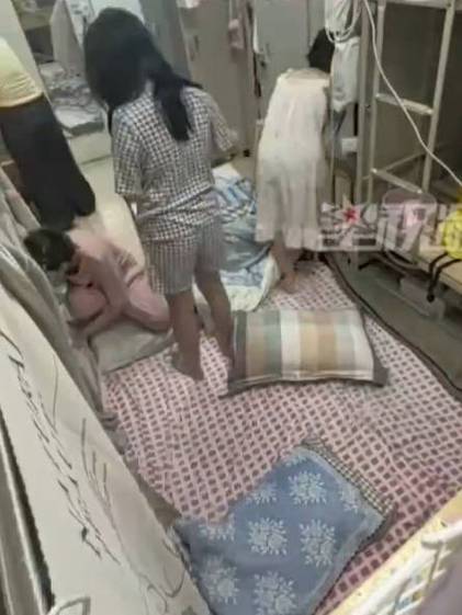 实拍体院学生当街打地铺视频截图