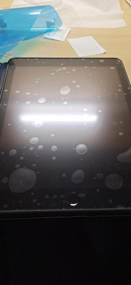 钢化膜突然出现气泡截图