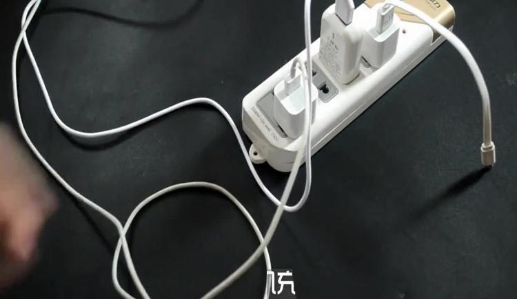充电器插头插着费电吗图标