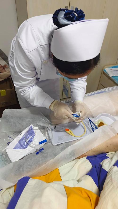 女性带尿塞憋尿小腹凸起烧图标
