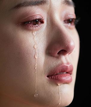 女生一只眼睛流泪图片截图