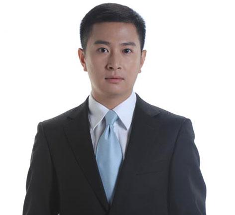 央视2套财经男主持人截图