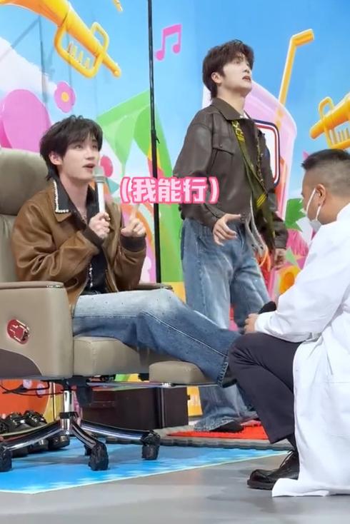 歌词窝在沙发里玩手机图标