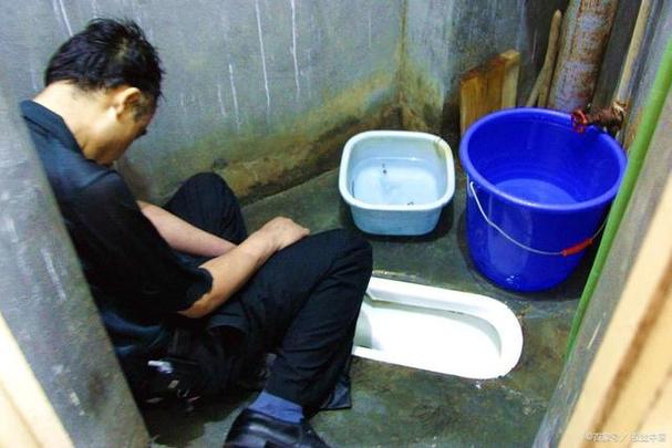手机掉蹲坑怎么捞起来