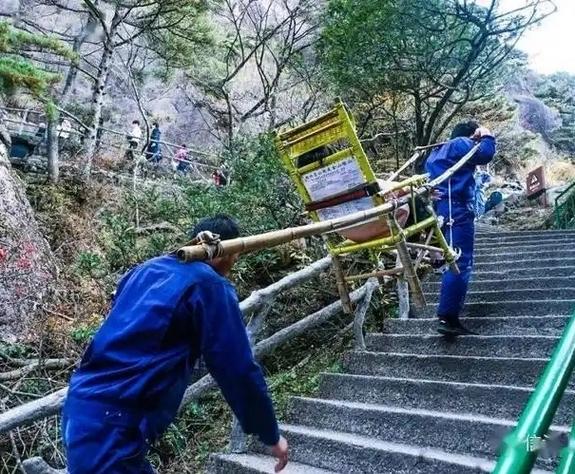 黄山只坐索道不爬山老人