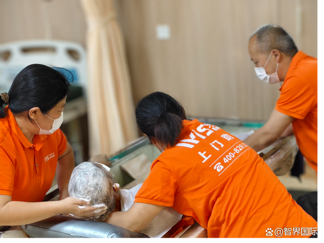瘫痪老人洗澡的护工图标
