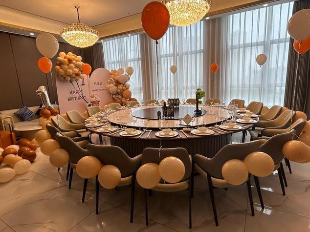 小型生日宴会的餐厅图标