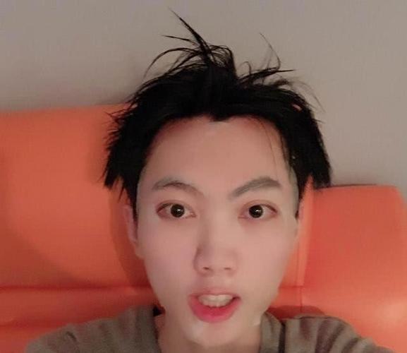 在阴暗的房间中的孤独女孩直装图标