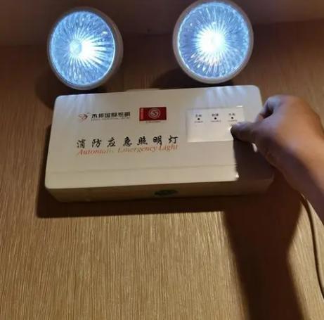 监控摄像头灯一直亮图标