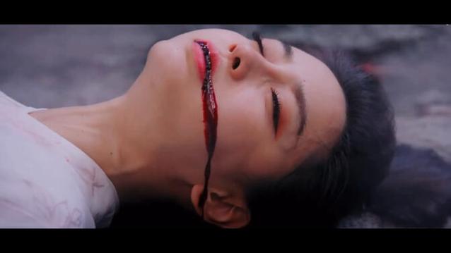击打美女腹部吐血视频截图