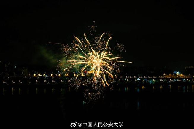 投影仪有砰的一声然后不亮了
