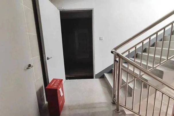 门口通道楼梯和平台等处不准放置图标