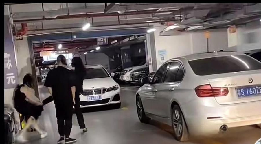 人站在停车位上抢车位图标