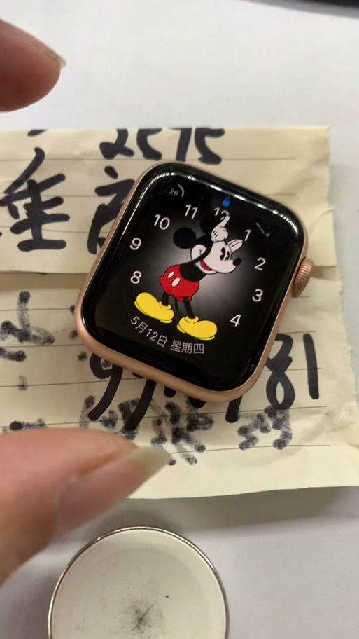 苹果手表就显示时间和一个红色闪电截图