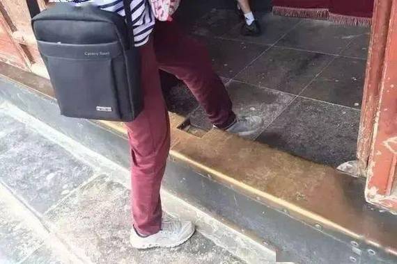 刚拖完地叫别乱踩有错吗截图