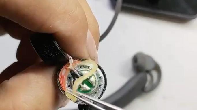 一边耳机声音大一边小图标