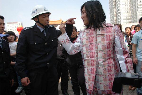 人民币贴脸上的图片