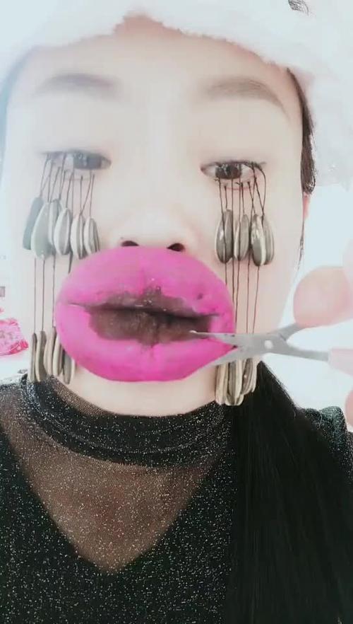 剪嘴唇图标