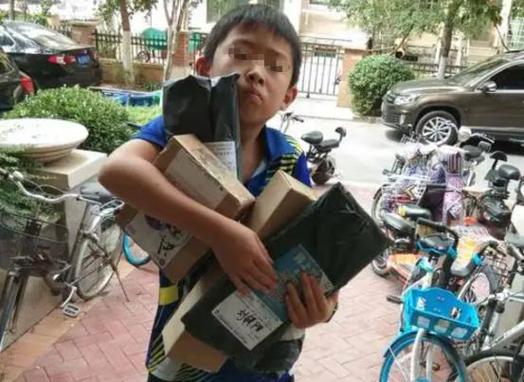 家长在家偷偷拿快递截图