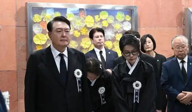 给老人下葬穿什么颜色衣服图标