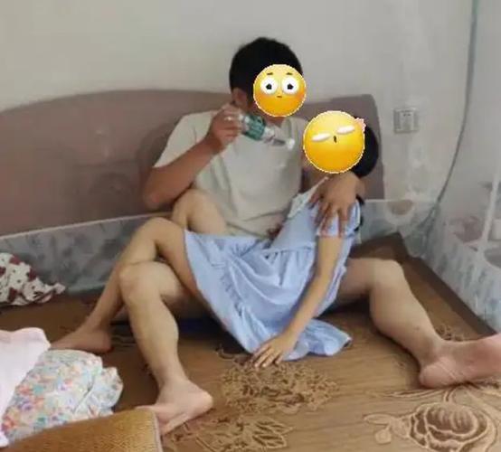 父亲将女儿圈养在家图标