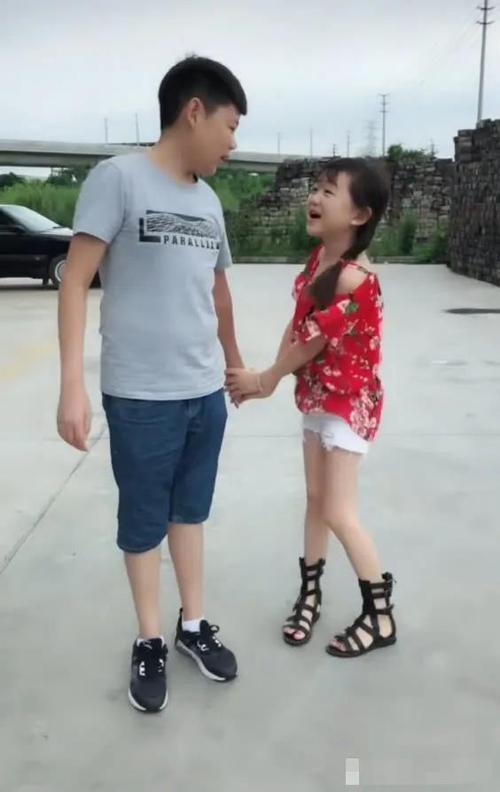 抖音里有个袖珍女的叫什么图标