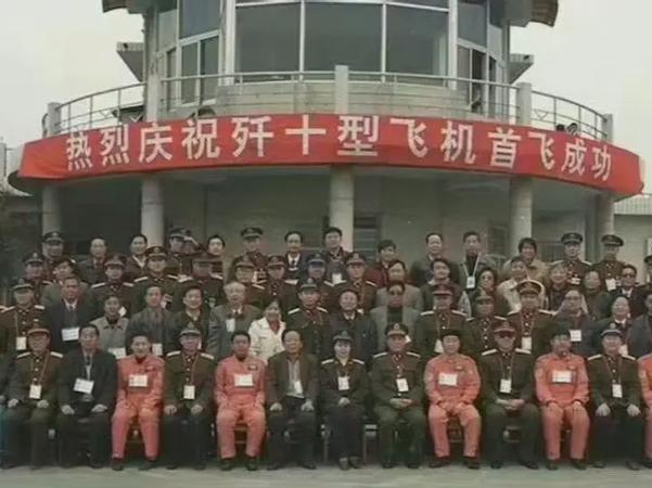 歼10首飞破背心图标