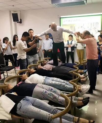 看书催眠图标