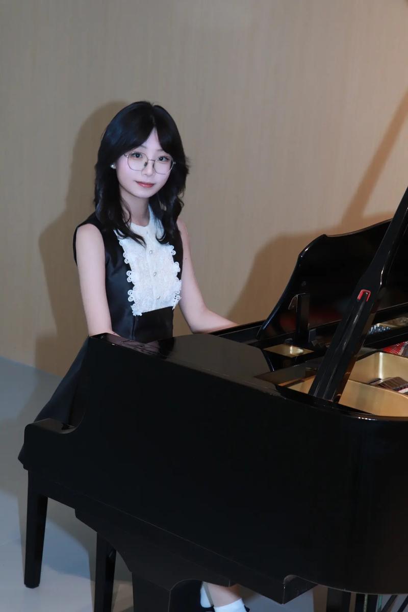 奇秀广告弹钢琴的女孩截图