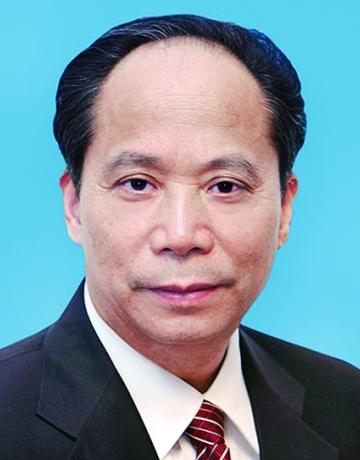 一脸严肃的委员长中文