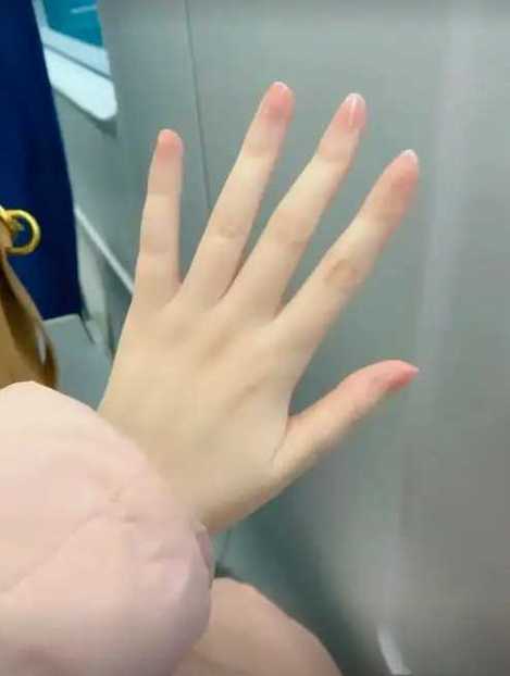 160cm女生的手一般有多长图标