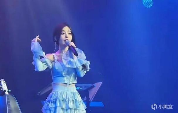 上台唱歌穿蓝色裙子好吗