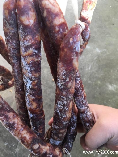 香肠在风干时长白色霉