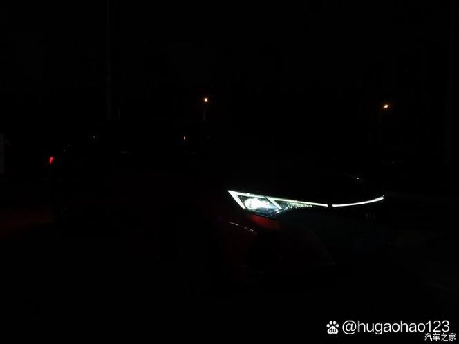 为什么手机晚上拍照灯光有横光图标
