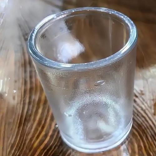 小杯子卡在大杯子里面怎么拿出来